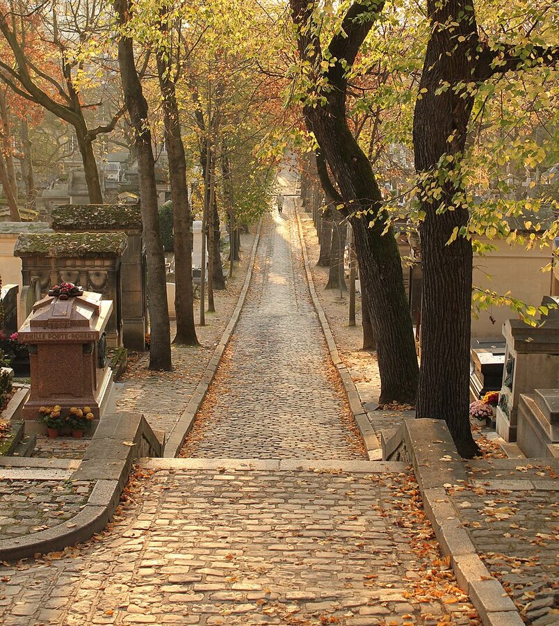Avenue latérale du Nord inside Père Lachaise