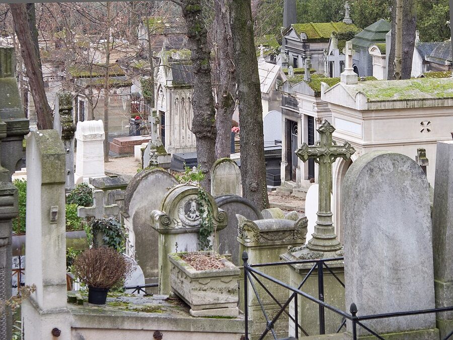 Rolling cobblestone paths and tombs at Père Lachaise