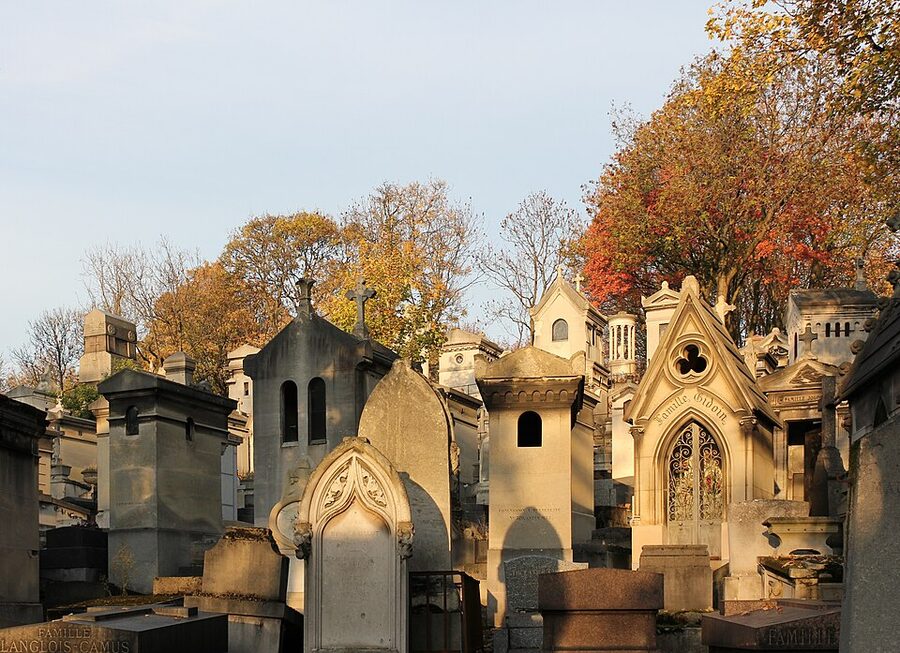 Père Lachaise in autumn with red and gold leaves