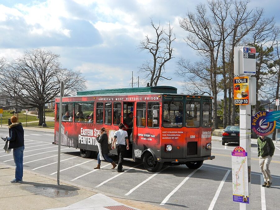Philly PHLASH bus at Philadelphia Museum of Art