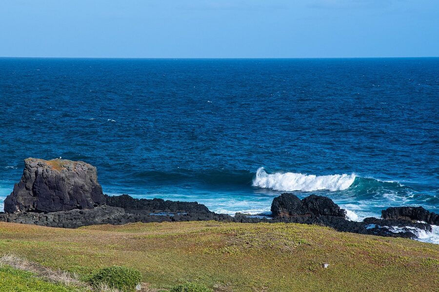 Waves crashing against the cliffs of Phillip Island