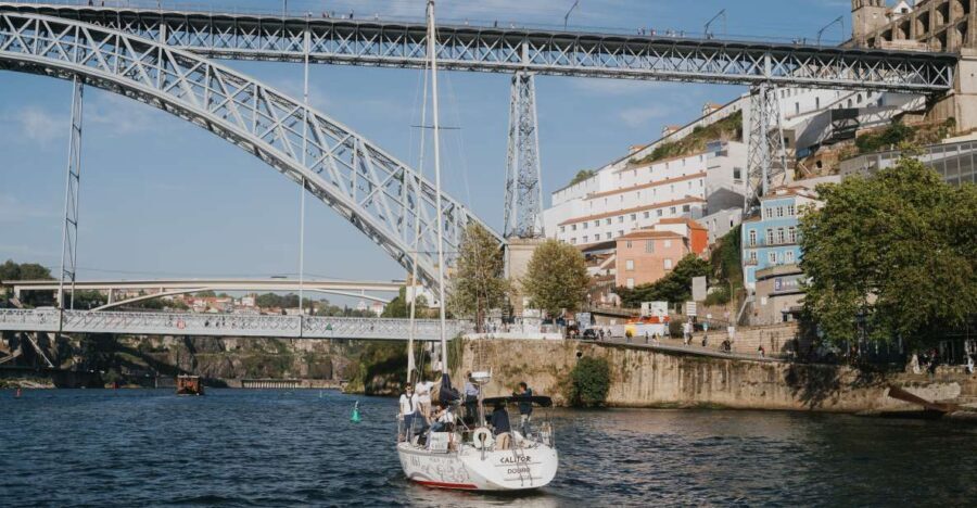 Porto: Romantic Sailboat Cruise - FAQ