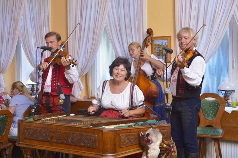 Prague: 3 Course dinner with Drinks, Folk Show & Transfers - Authenticity and Review Highlights