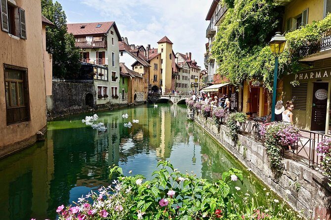 Private 2-hour Walking Tour of Annecy with official tour guide - Stop 1: Lake Annecy