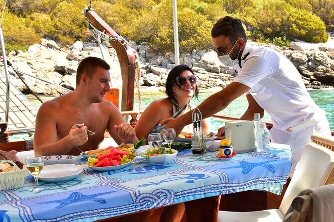 Private 6-Hour Boat Tour with Lunch in Bodrum Bays - The Experience: Pros and Cons Based on Reviews