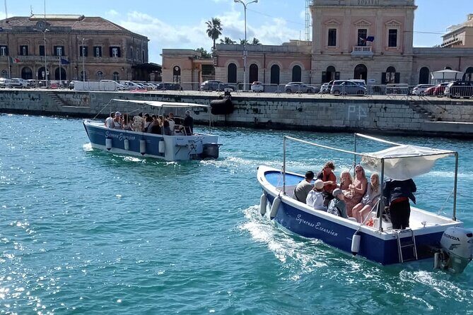 Private boat tour with prosecco and fresh fruit - An In-Depth Look at the Experience