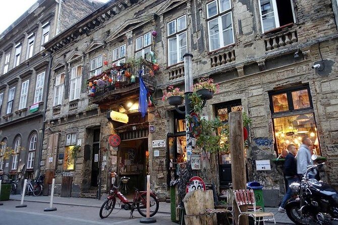Private Budapest Ruin Bar Tour with Local Drinks & Street Food - Price and Value