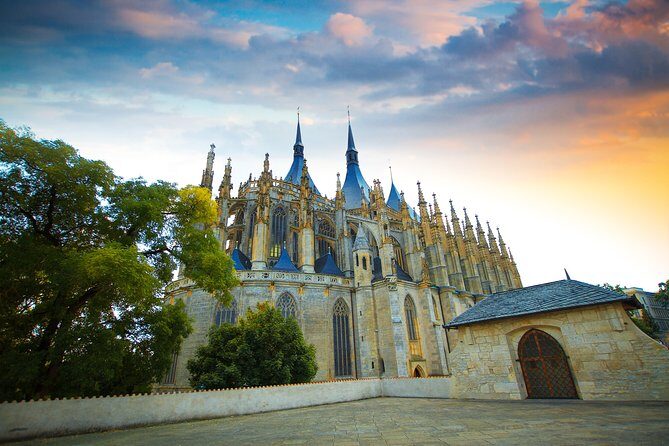 Private Guided Tour Prague to UNESCO Kutna Hora with Transfers - The Overall Experience: Pros and Cons