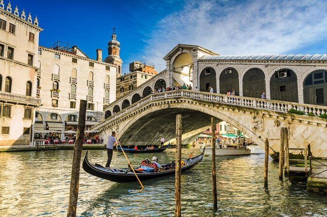 Private Photo Shoot in Venice with Gondola Ride Included - The Gondola Ride