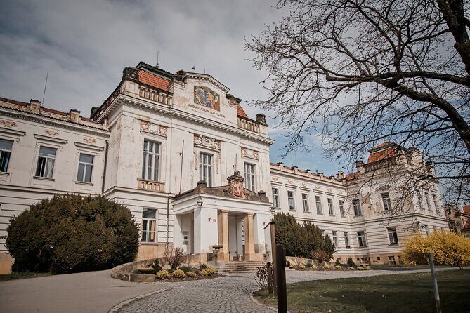 Psychiatric Hospital & Abandoned Cemetery - An In-Depth Look at the Tour Experience