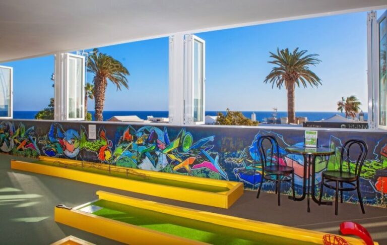 Puerto del Carmen: Indoor 18 hole Crazy Mini Golf Experience - A Closer Look at the Course and Atmosphere