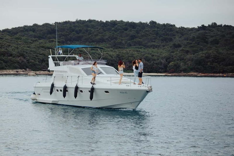 Pula: Half or Full day boat tour on yacht with skipper - The Yacht and Comfort Features