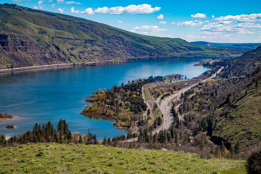 Rowena Crest winding road over Columbia River Gorge