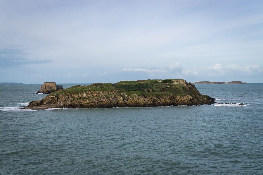 Grand Be and Petit Be islets accessible at low tide off Saint-Malo