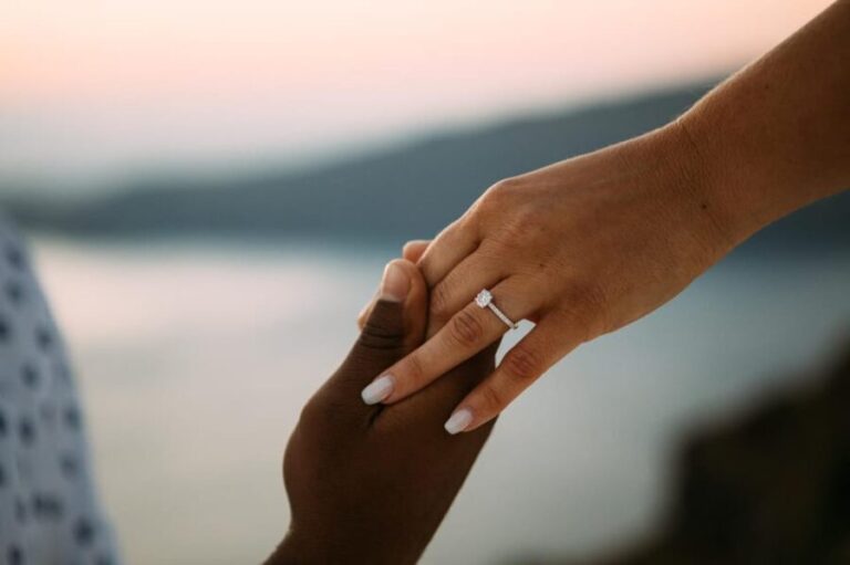 Santorini Proposal: A Luxury Photoshoot for Your Yes! Moment - What to Expect from the Experience