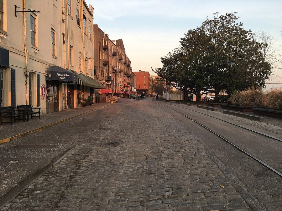 River Street Savannah cobblestone historic district walking tour