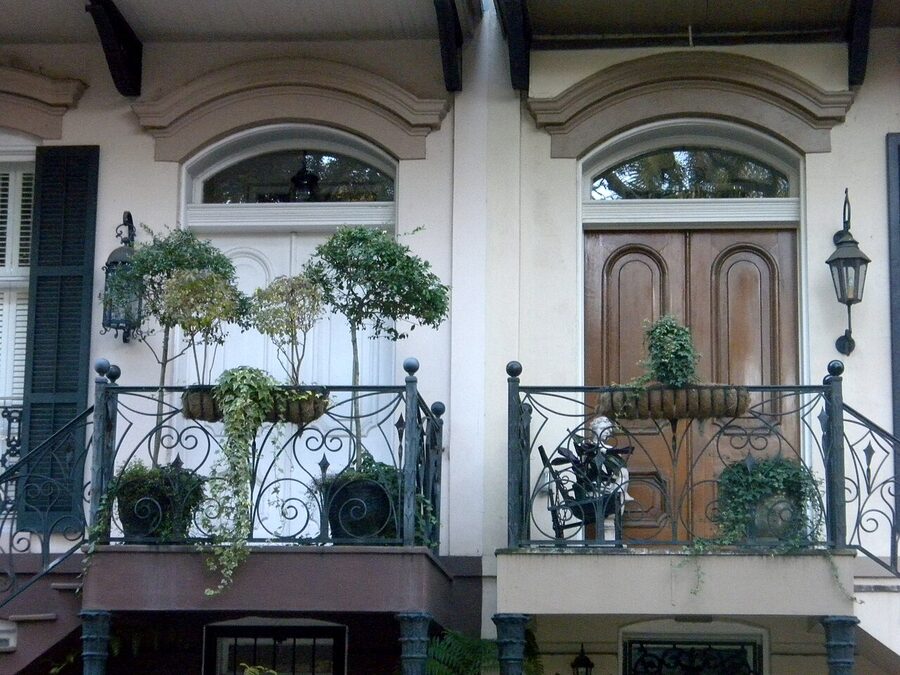 Monterey Square in Savannah with surrounding historic houses