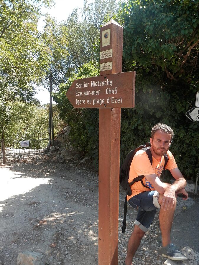 Sentier Nietzsche trailhead sign in Èze