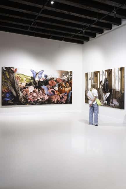 Small-Group Moco Museum Barcelona: Banksy & Modern Art Tour - The Experience of the Guide and Group Size