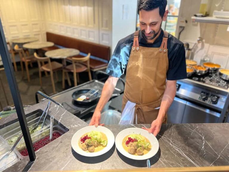 Stockholm: Old Town Food Tour of 7 Locals Favorites Tastings - Who Will Love This Tour?