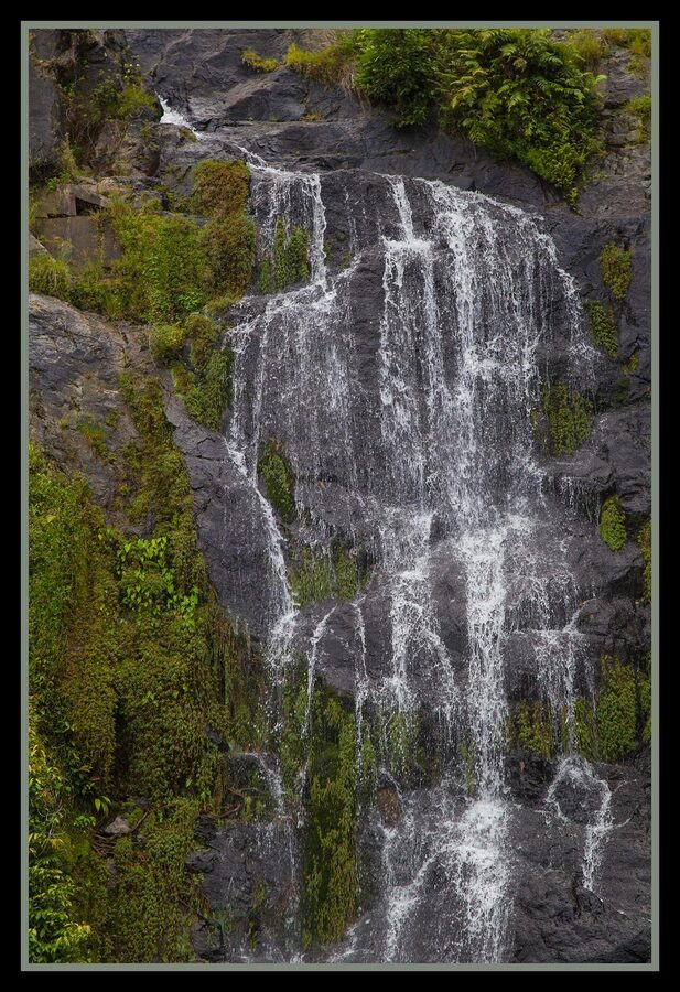Stoney Creek Falls and the Kuranda railway curving across its bridge