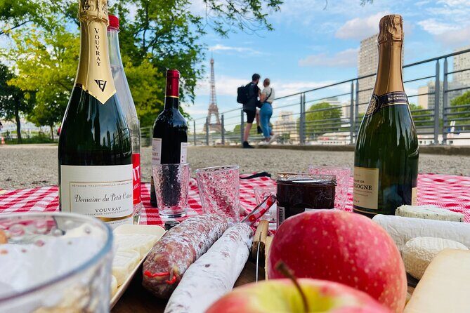 Sunset Picnic with View of Eiffel Tower and Live Music - Detailed Breakdown of the Itinerary