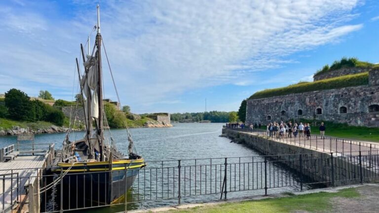Suomenlinna tour in French with Doro - Authenticity and Value