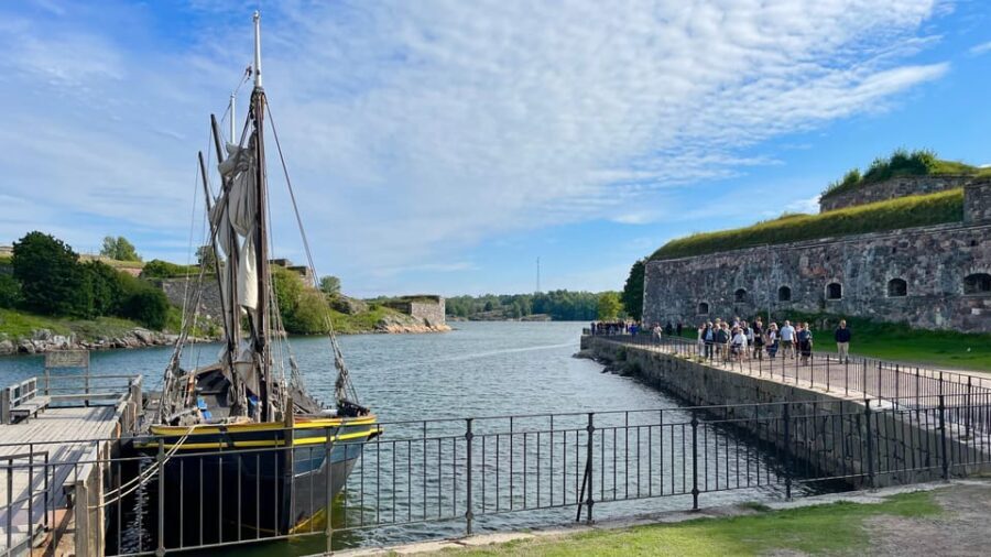 Suomenlinna tour in French with Doro - Authenticity and Value