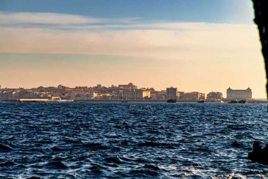 Syracuse: Ortigia Island Boat Tour with Lunch and Wine - Exploring Ortigia from the Water