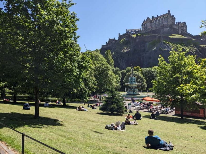 The Must-Sees of Edinburgh: Small Group Walking Tour in French - Practical Details & Value
