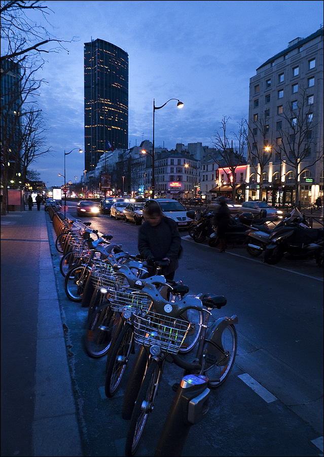 Tour Montparnasse Tower exterior at night