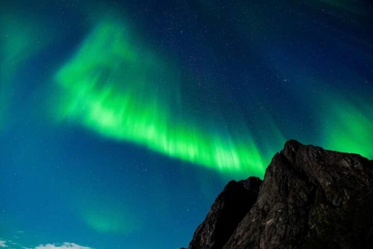 Tromsø: Northern Lights Bus Tour with Snacks and Photos - Key Points