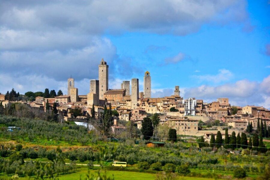 Visit Siena and San Gimignano with lunch at a family farm - FAQs