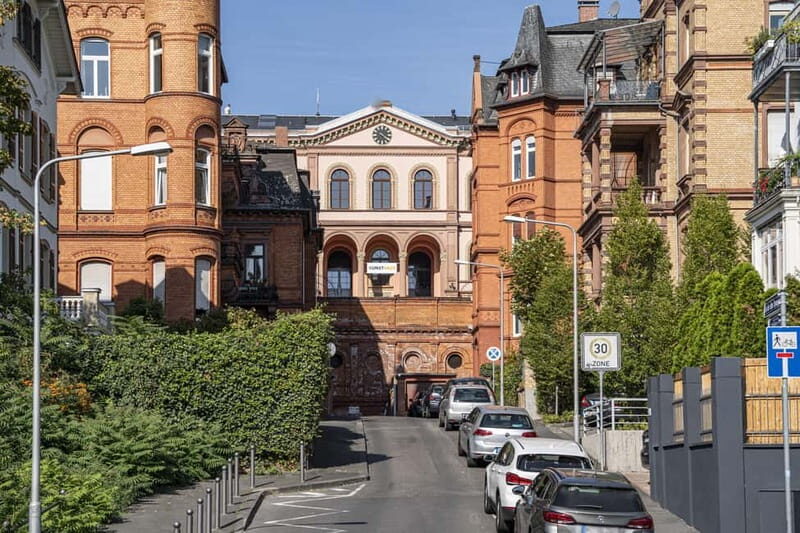 Wiesbaden: Culinary city tour through the Bergkirchenviertel - The Guide and Tour Logistics