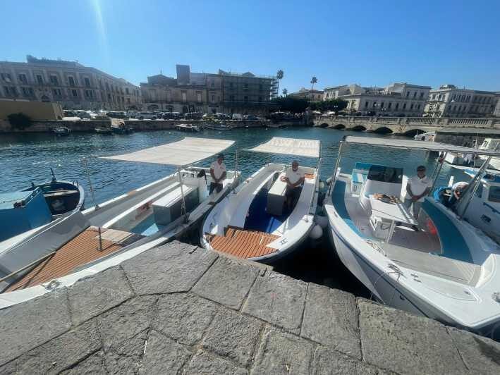 2.5-HOUR BOAT TOUR ORTIGIA+SEA CAVES+PILLIRINA+FRUIT DRINK - The Experience and Atmosphere