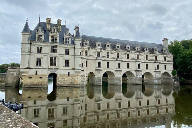 2-day Private Top 6 Loire Castles Live Guided tour from Paris - Transportation and Group Size