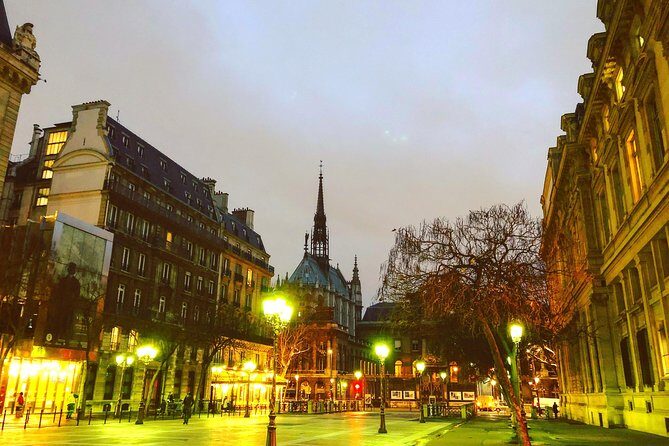 A City of Shadows: Dark Tales of Paris by Night - The Guide and Overall Experience