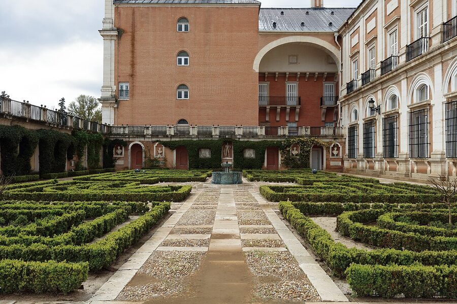 Jardín del Rey in Aranjuez with statue and clipped hedges