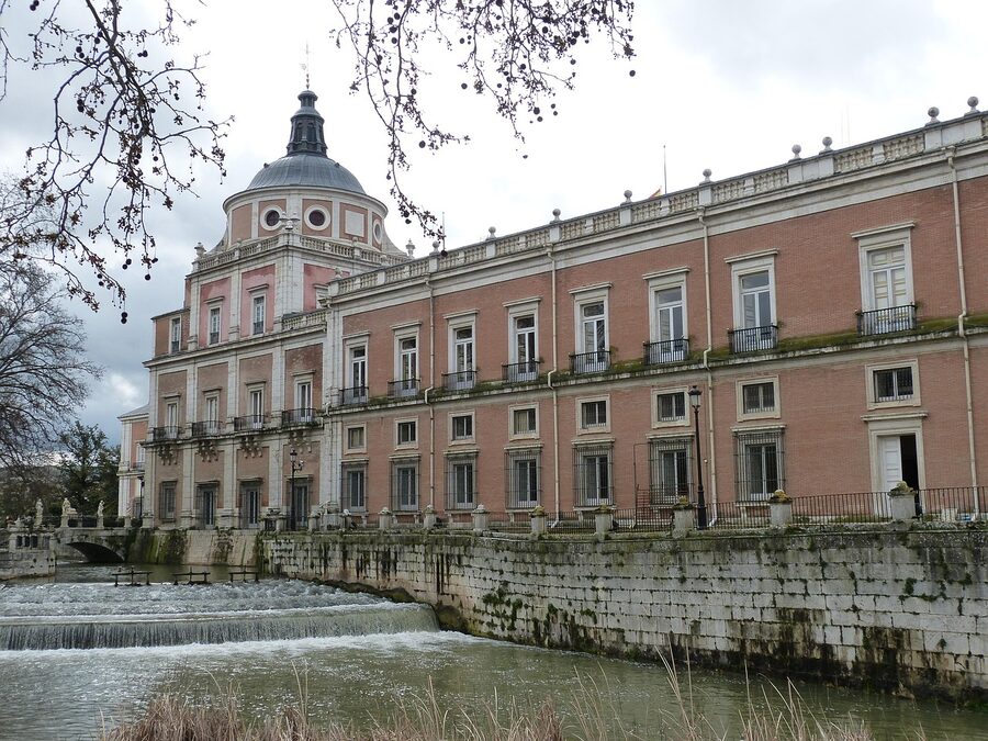 Aranjuez palace dome and fountain