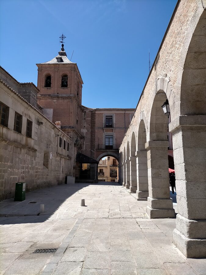 Plaza del Mercado Chico Avila with arcades and town hall