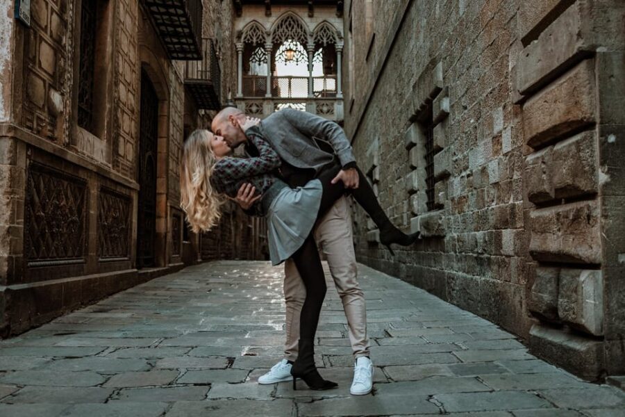 Barcelona: Gothic Quarter Cinematic Photoshoot and Guide - Detailed Breakdown of the Itinerary