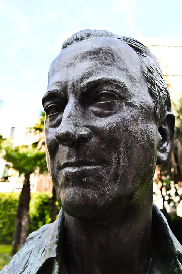 Statue of Baron Hans Heinrich Thyssen-Bornemisza outside the museum, Madrid