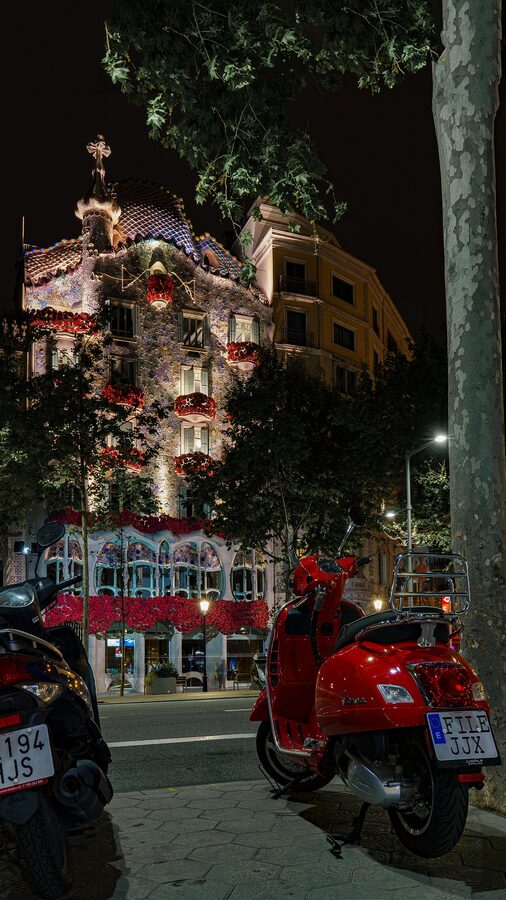 Casa Batllo facade at night illuminated