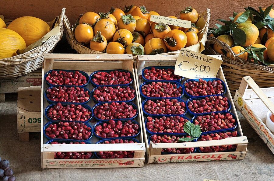 Wild strawberries fragoline di Nemi at the market