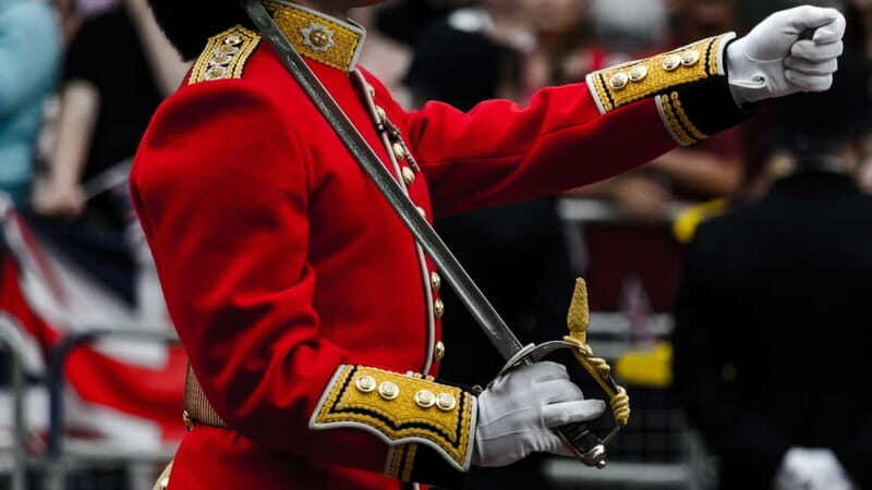 Changing of the Guard at Buckingham Palace Walking Tour - St. Jamess Park and the March to Buckingham Palace