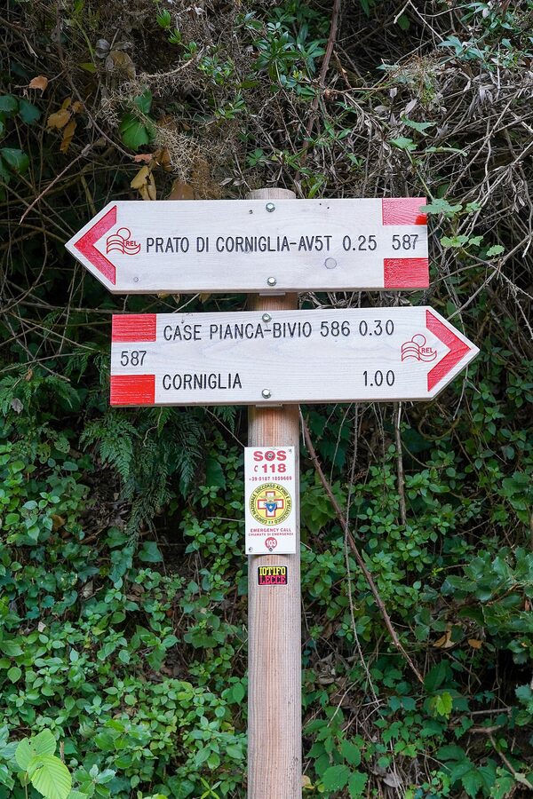 Trail signpost between La Cigoletta and Corniglia in Cinque Terre