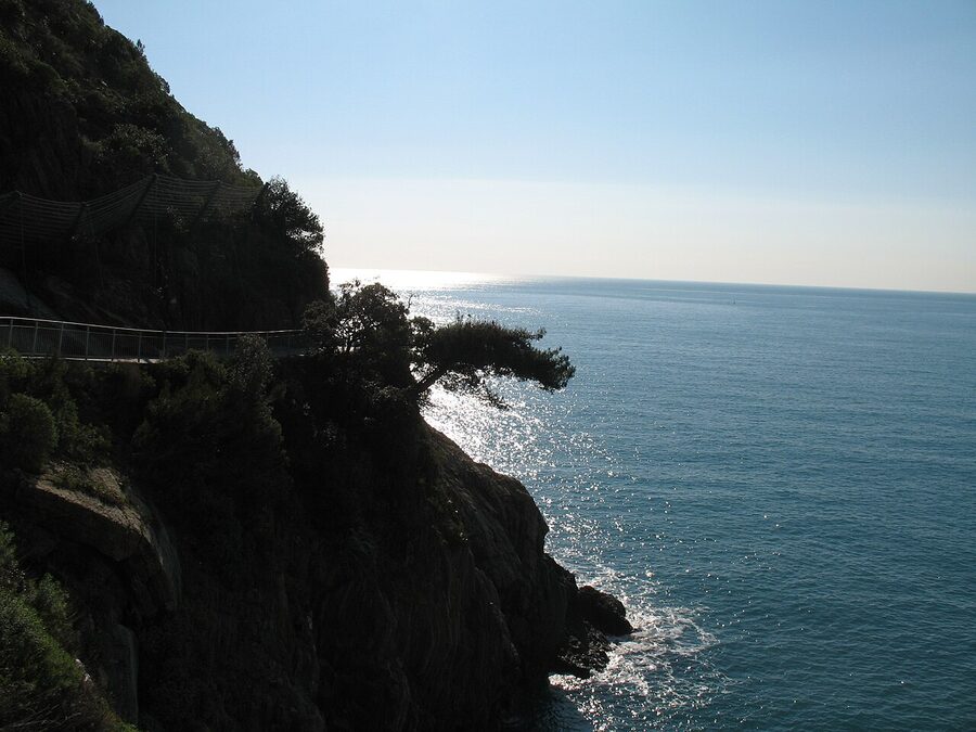 The Via dell'Amore footpath carved into the cliff between Manarola and Riomaggiore