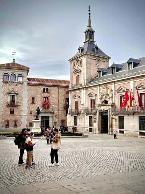 Discover Madrid: Scavenger Hunt Family Adventure - The Guide: Making the Difference