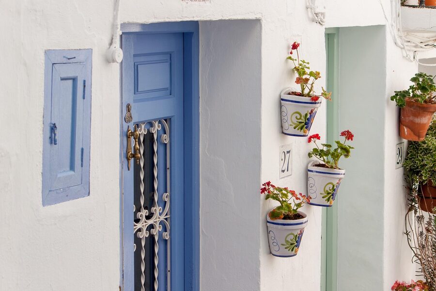 Blue ceramic pottery and geraniums in Frigiliana