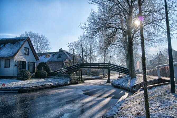 Giethoorn Private Tour Guide Giethoorn in luxury Jaguar S Type - FAQs
